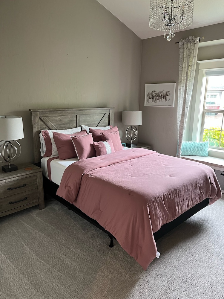Luxurious 5-bedroom House - Convenient Location - Eugene, OR