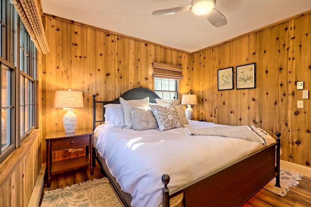 Walk To Town,covered Deck Dining,wood-burning Fireplace - Highlands, NC