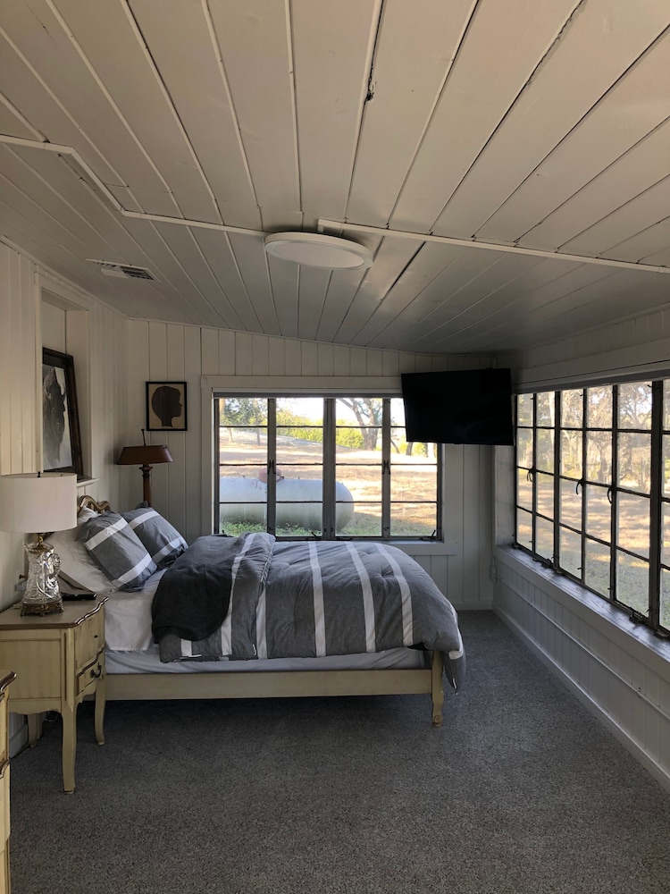 130 Acres With Cabin In The Woods-- 7 Miles From Downtown Boerne - Boerne, TX