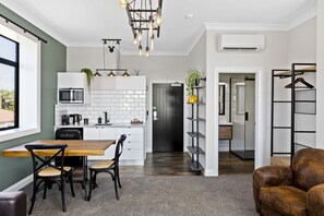 Estúdio (Chief Macfarlane) | Cozinha privada | Um micro-ondas, uma máquina de café expresso, uma cafeteira/bule