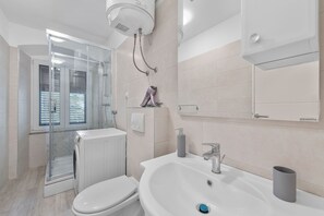 Estúdio Cidade | Casa de banho | Um polibã, toalhas fornecidas 