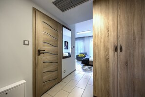 Suite-Estúdio Premium | Cofre no quarto, com decoração personalizada 
