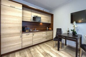 Suite-Estúdio Premium | Kitchenette privada | Um frigorífico, um micro-ondas, uma placa de cozinha 