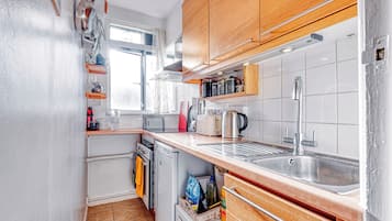Apartamento (1 Bedroom) | Cozinha privada | Um frigorífico, um micro-ondas, um forno, uma placa de cozinha