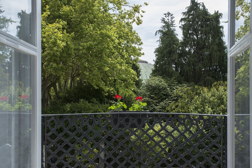 Predicados Do Douro Palace - Porto, Portugal