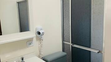 Quarto triplo básico | Banheiro