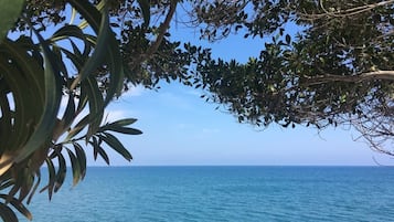 Praia particular nas proximidades, areia preta