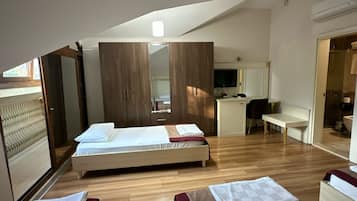 Quarto quádruplo standard | Frigobar, escrivaninha, espaço de trabalho para notebook