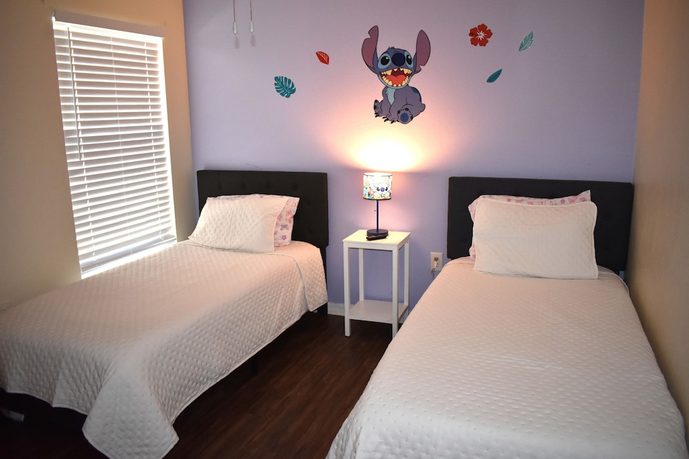Villa Reve - Spacious 4 Bedroom Home, 2 Bedroom Suites, Private Pool, Great Location - Kissimmee