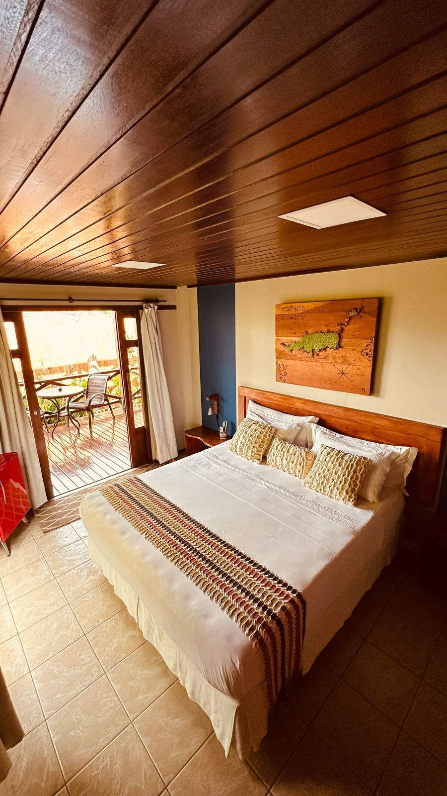 Suíte Luxo Térrea 4 | Cofre no quarto, com decoração personalizada 