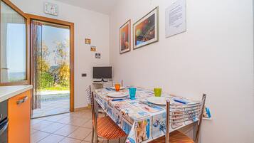 Apartamento | Cozinha privada | Um frigorífico, um forno, uma placa de cozinha, uma torradeira