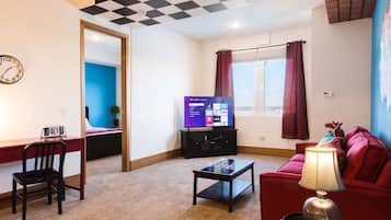 Apartamento família | Área de estar | Smart TV 55 polegadas com canais digitais, TV