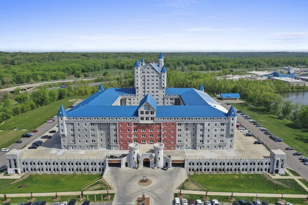 The Grand Castle Apartments - Wyoming