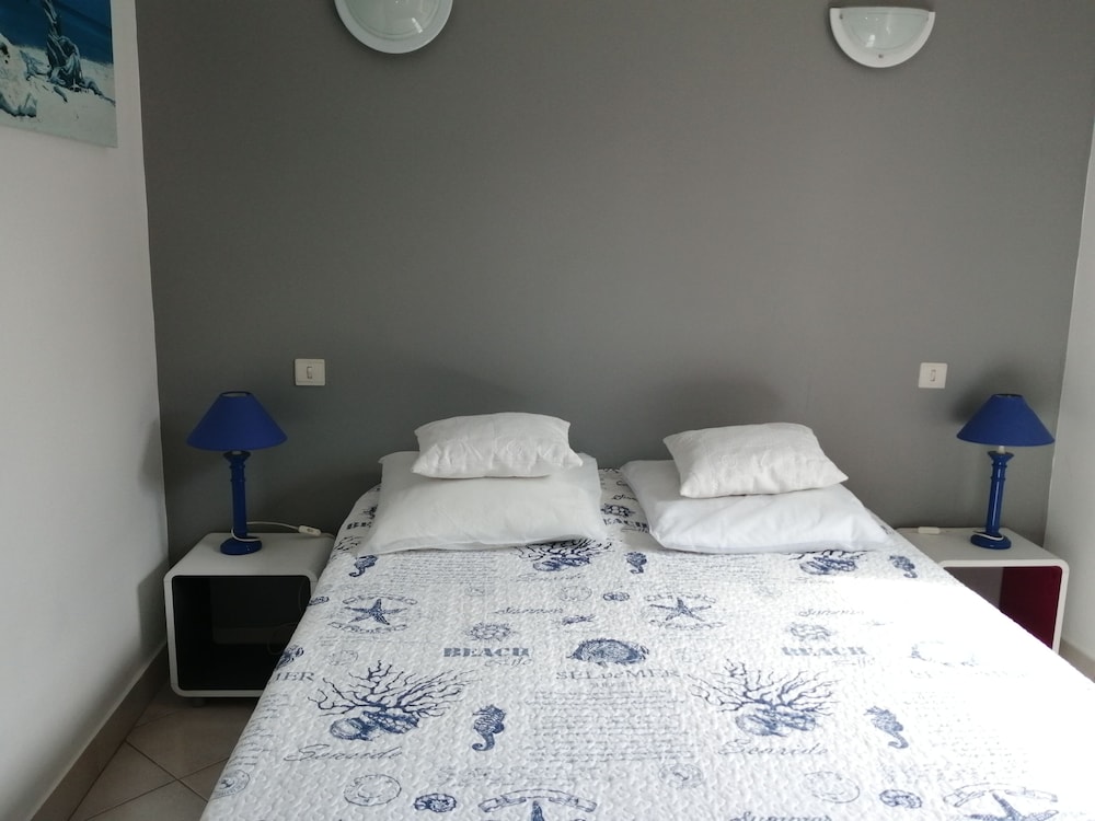 2 Rooms On Garden Level Small Charming House Rated 3 Stars - Fréjus