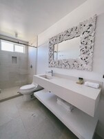 Quarto superluxo | Banheiro | Chuveiro, chuveiro com efeito de chuva, toalhas de banho 
