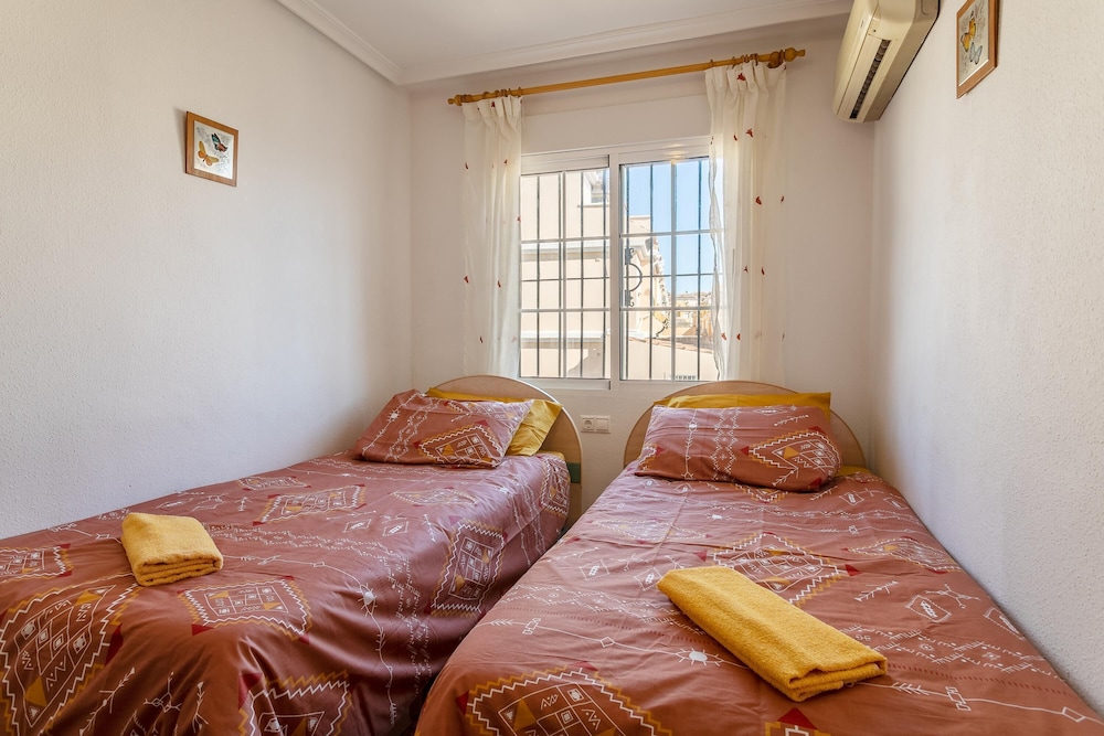 Holiday Home 'Casa Susan' With Pool, Wi-fi & Garden - Torrevieja
