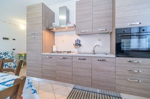 Apartamento | Cozinha privada | Um frigorífico, um forno, uma placa de cozinha, uma torradeira