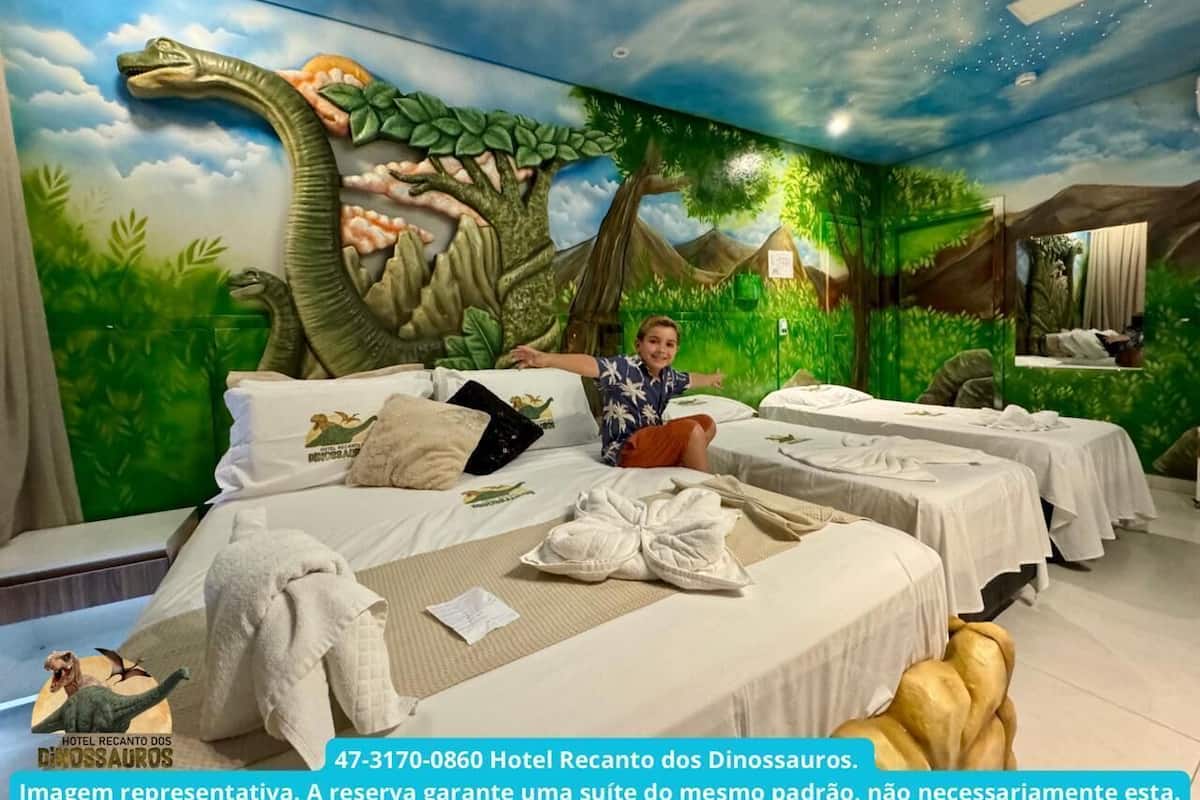 Quarto Familia Premium | Minibar, cofre no quarto, com decoração personalizada, secretária