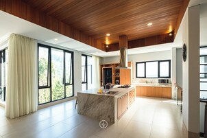 Villa Familiar | Cozinha privada | Um frigorífico, um micro-ondas, uma placa de cozinha, uma torradeira 