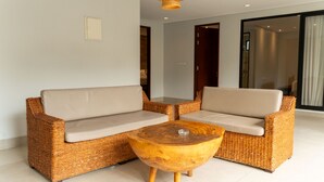 Uma sala de estar moderna com um conjunto de sofá e uma mesa de centro.