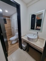 Quarto Duplo Standard | Casa de banho | Um polibã, toalhas fornecidas 