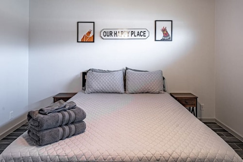 4 Bedroom, 2.5 Bath: Garage Access: Sleeps 10 - Lubbock, TX