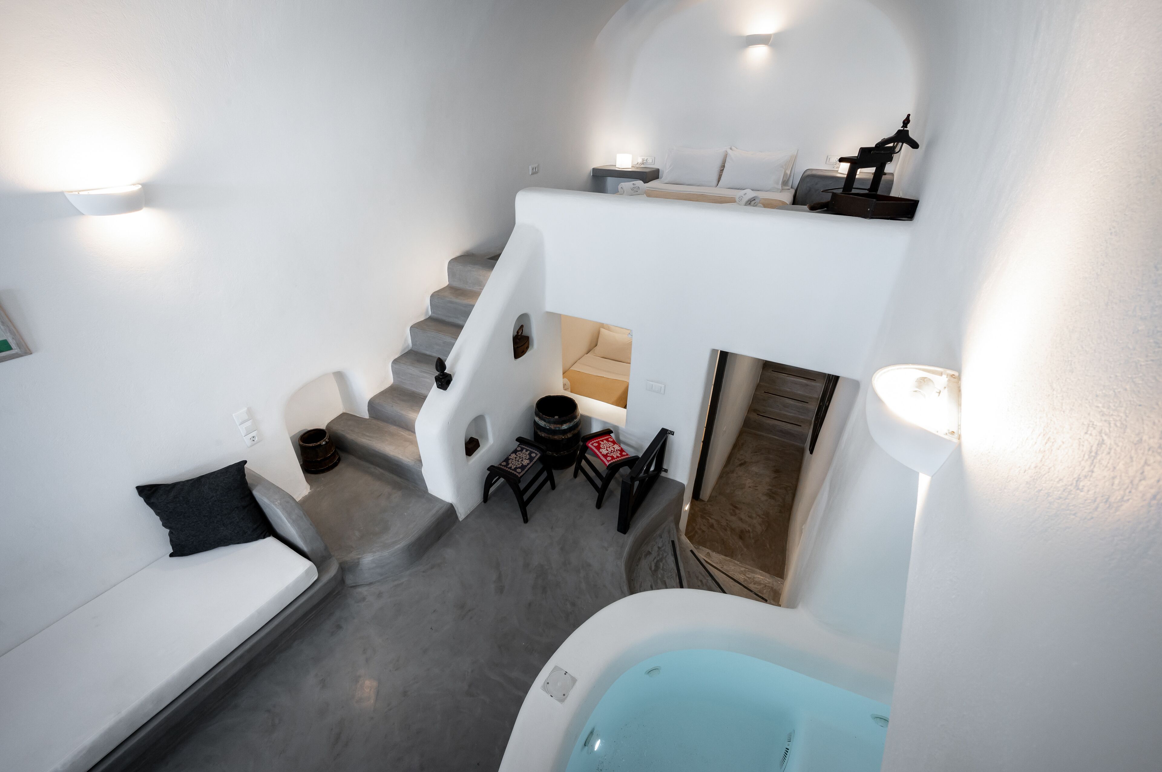 Family Apartment with indoor hot tub, Ground Floor | Sala de estar | Smart TV de 32 de polegadas com canais por cabo, televisor, lareira 