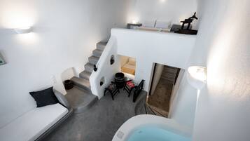 Family Apartment with indoor hot tub, Ground Floor | Sala de estar | Smart TV de 32 de polegadas com canais por cabo, televisor, lareira