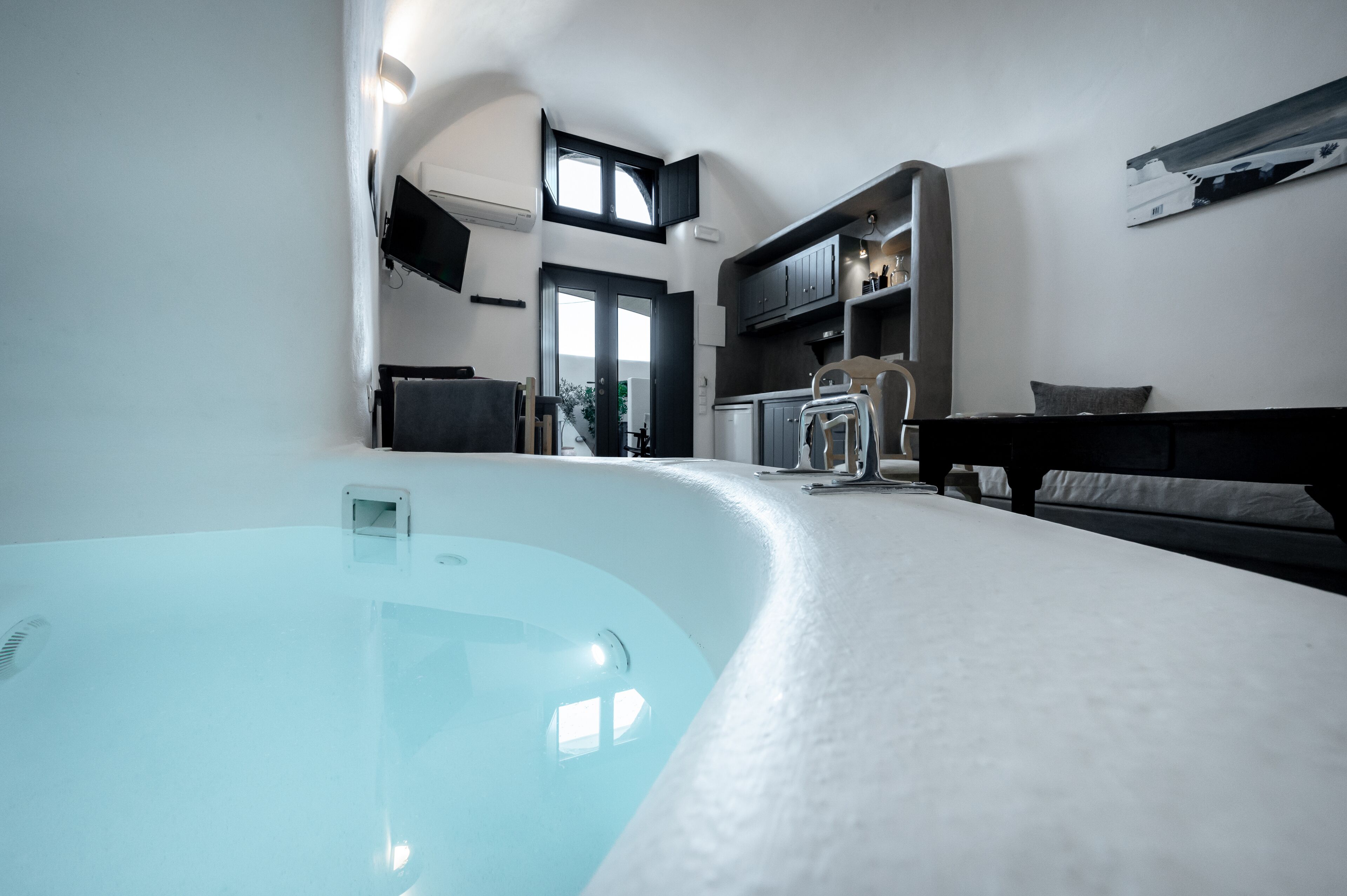 Apartment with indoor hot tub, Ground Floor | Área de estar | Smart TV 32 polegadas com canais a cabo, TV, lareira