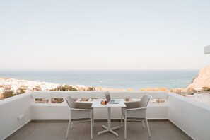 Junior Suite with Sea View | Vista do quarto