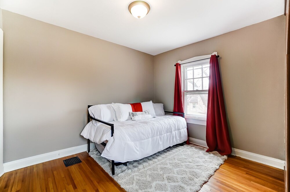 Charming 3 Bdr! City Location! Great Parking! - Grove City, OH