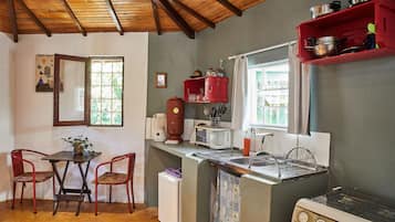 Chalé Clássico, casa de banho privativa (Jatobá) | Cozinha privada | Um frigorífico, um forno, uma placa de cozinha, utensílios de cozinha