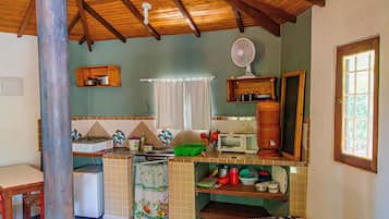 Chalé, casa de banho privativa (Ipê) | 1 quarto, com decoração personalizada, com mobília individualizada