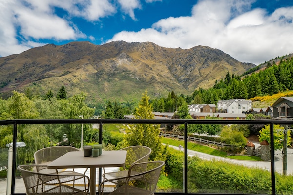 Chic Alpine Penthouse, Cosy With Fabulous Views - Queenstown
