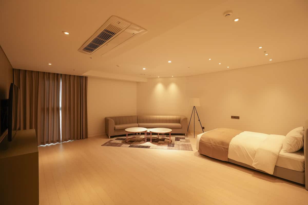 Uma sala de estar moderna com sofá, mesa de centro e cama.