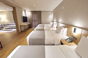 Suite Quadruple | Cofres nos quartos, escrivaninha, ferros/tábuas de passar roupa