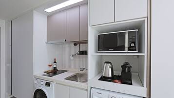 Quarto Duplo Standard | Cozinha privada | Uma máquina de café expresso, uma cafeteira/bule, uma chaleira elétrica