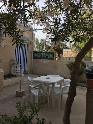Bangalô, 1 quarto, para fumantes, terraço | Opções para refeição ao ar livre