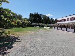 Quarto, vários quartos, varanda | Terrenos do alojamento