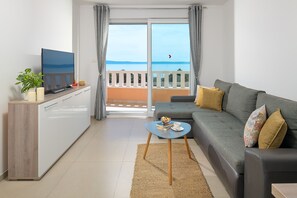 Apartamento, 1 quarto, varanda, vista para o mar | Sala de estar | Televisor de ecrã plano de 107 cm com canais por cabo, televisor 