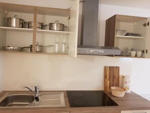Apartamento | Cozinha privada | Um frigorífico, um micro-ondas, um forno, uma placa de cozinha 