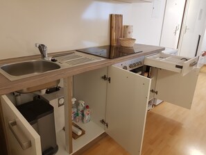 Apartamento | Cozinha privada | Um frigorífico, um micro-ondas, um forno, uma placa de cozinha 