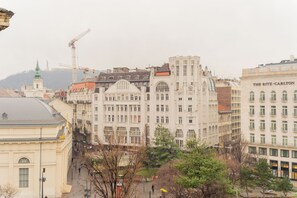 Um edifício histórico com arquitetura clássica, com vários andares e uma entrada imponente.