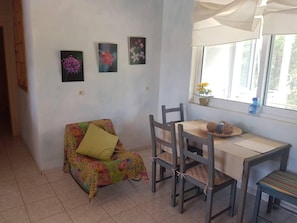 Apartamento | Sala | Televisor de 30 polegadas com canais por cabo, lareira 