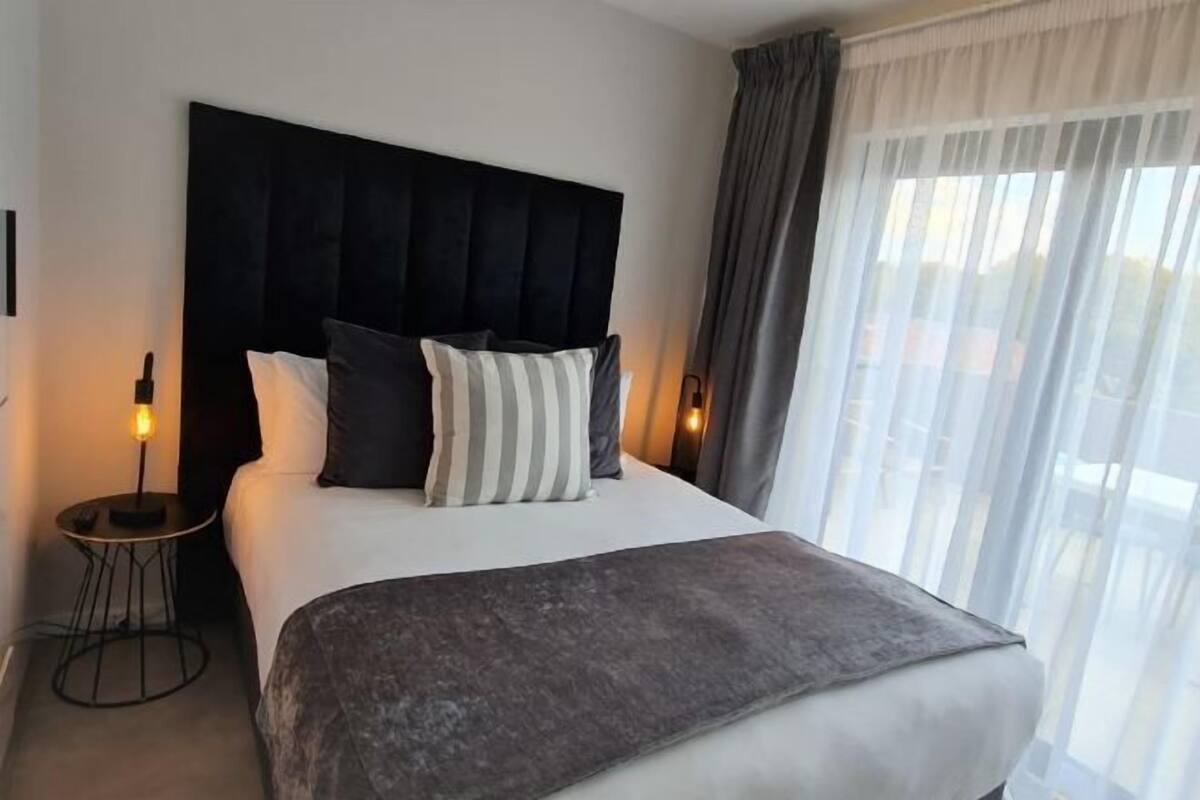 1 quarto, edredons de pluma, cofres nos quartos