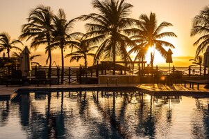 Piscina externa, guarda-sóis, espreguiçadeiras