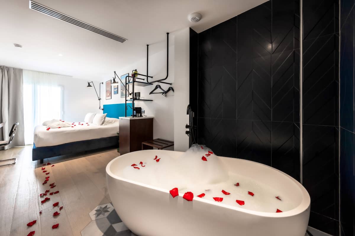 Chambre Victoria - Baignoire | Roupas de cama premium, frigobar (abastecido com alguns itens grátis)