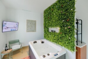 Banheira de hidromassagem interior