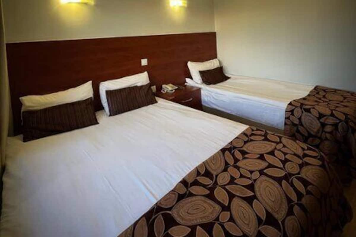 Quarto família, 1 quarto, vista para a cidade | Quartos à prova de som, Wi-Fi de cortesia, roupa de cama