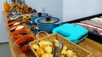 Café da manhã com buffet grátis todos os dias